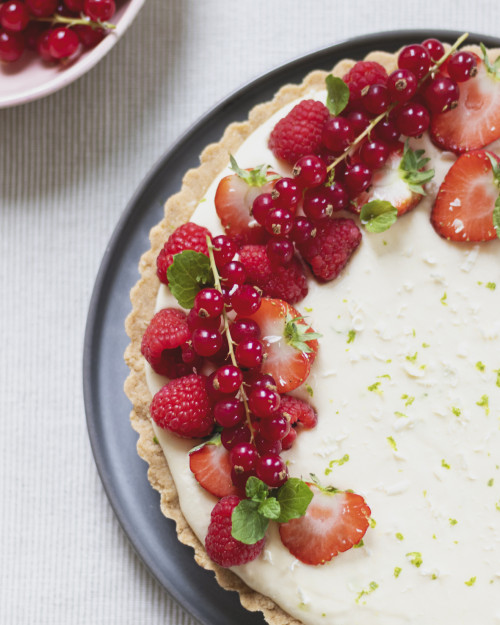 Witte chocomoussetaart met limoen en aardbei